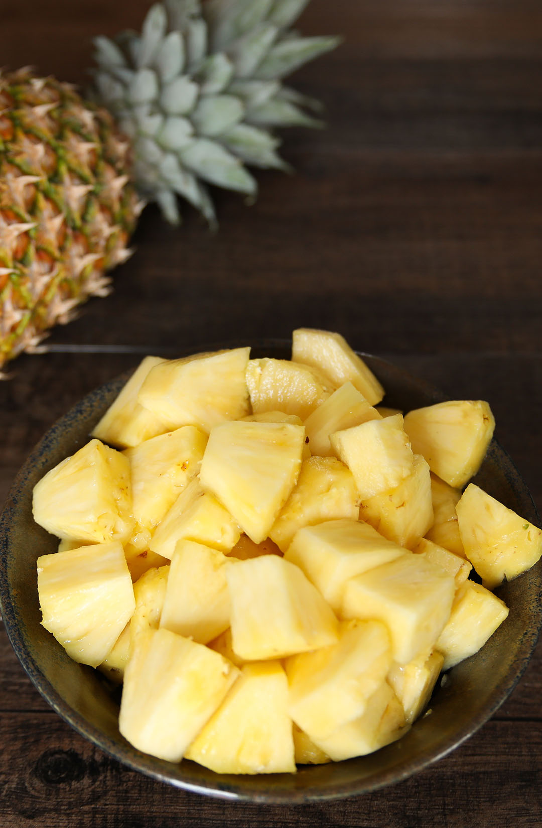 How To Cut A Pineapple 3 Ways Mirlandra s Kitchen How To Cut A Pineapple 3 Ways Mirlandra s Kitchen